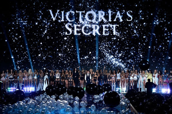 5 Khoảnh Khắc Ấn Tượng Nhất Victoria’s Secret Show 2014Emmie by HappySkin